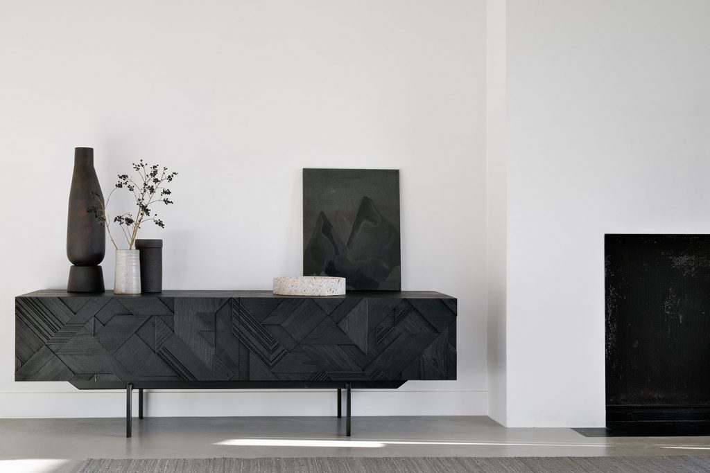 Inspiration déco : et pourquoi pas un plafond rose dans le salon