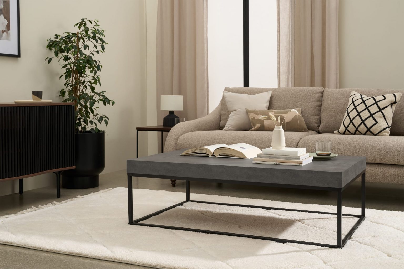 Table basse industrielle : 10 modèles à adopter pour votre déco