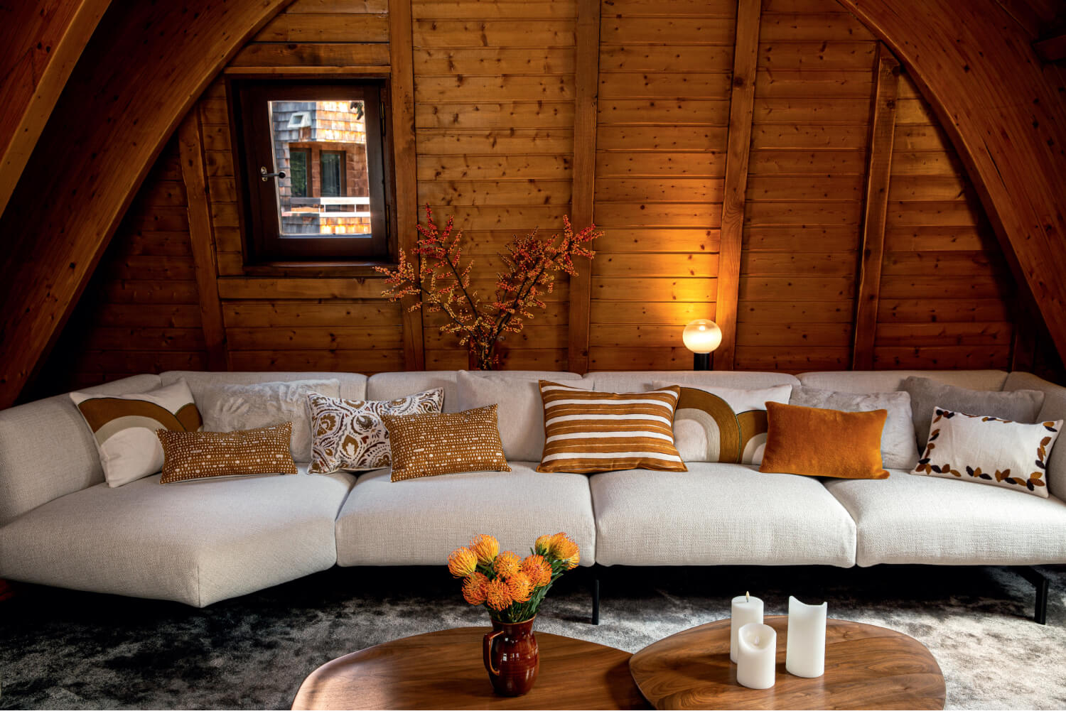 Les plus beaux coussins décoratifs pour habiller votre canapé