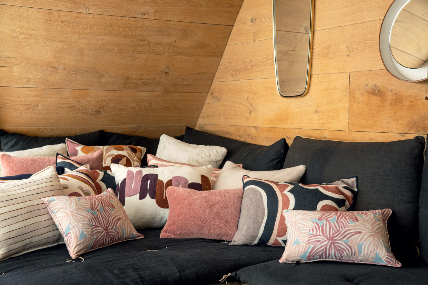 Les plus beaux coussins décoratifs pour habiller votre canapé