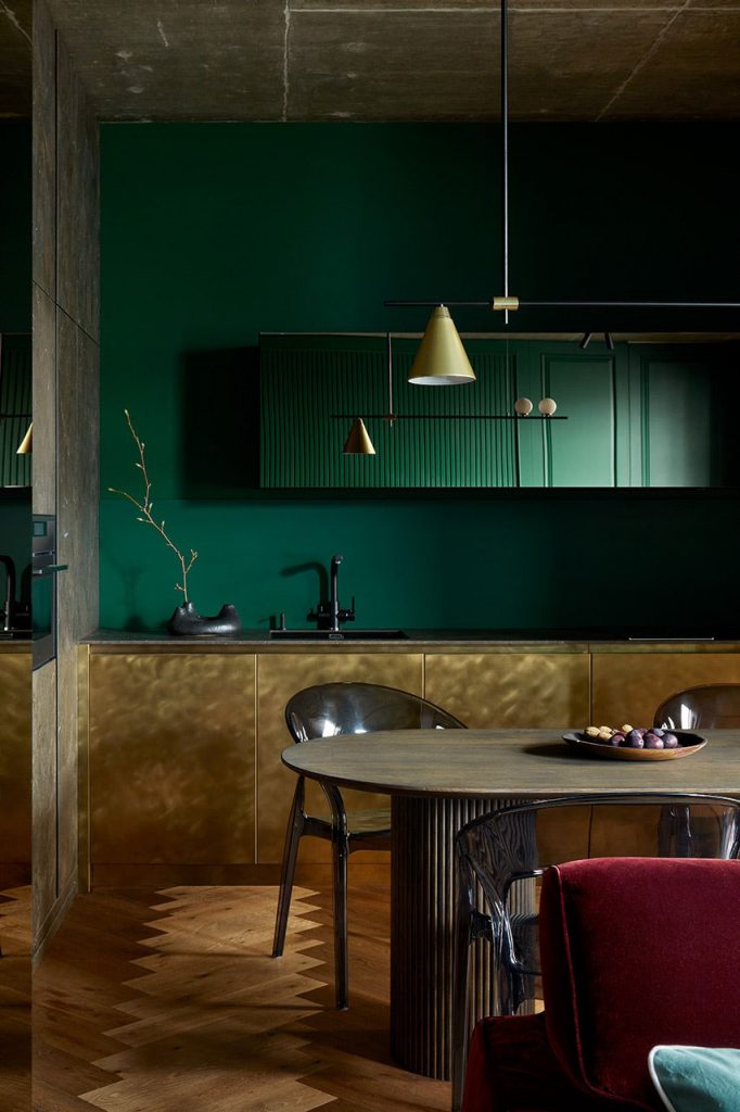 Vert émeraude : adoptez cette couleur précieuse dans votre déco