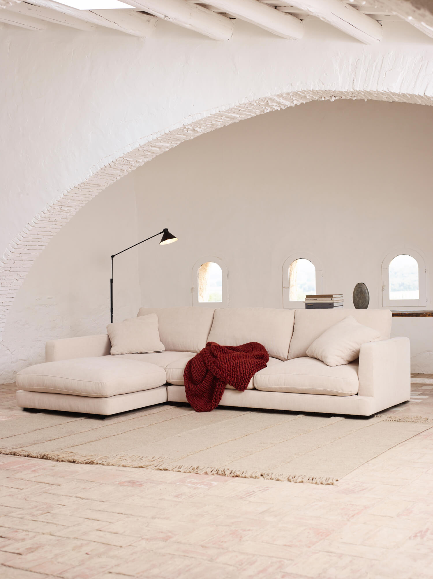 Le canapé écru Gala, une ode à la détente - Frenchyfancy