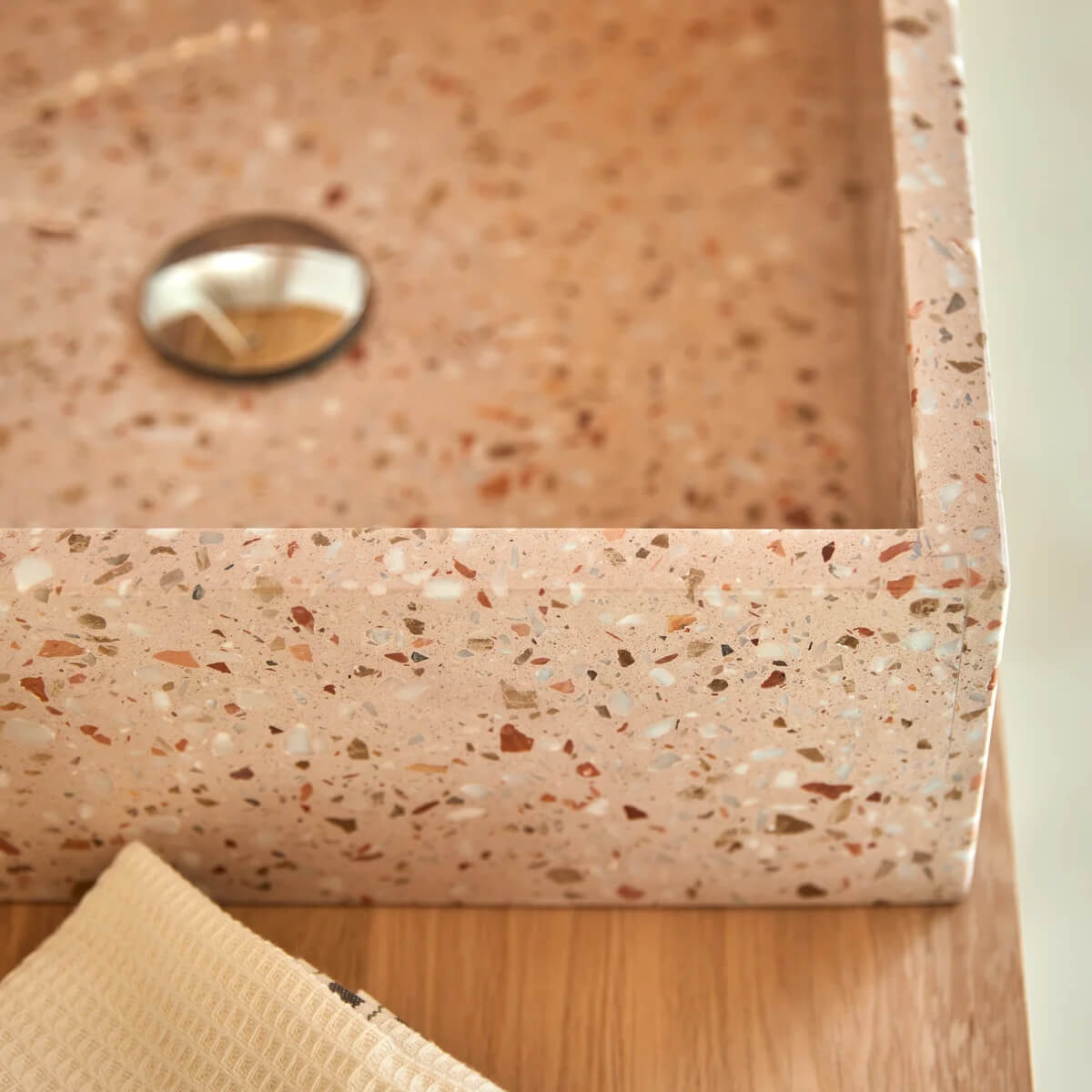 Une vasque terrazzo dans la salle de bains - Frenchyfancy
